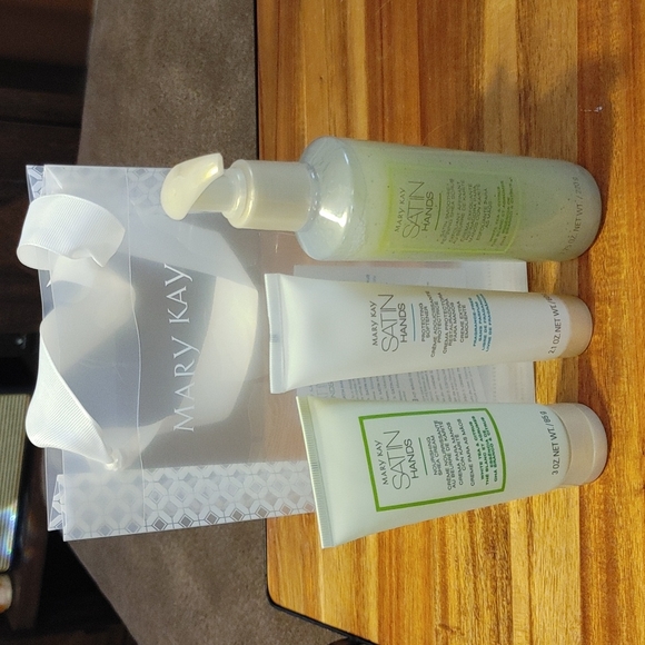 Mary Kay | Bath & Body | Mk White Tea Citrus Satin Hands Pampering Set ...